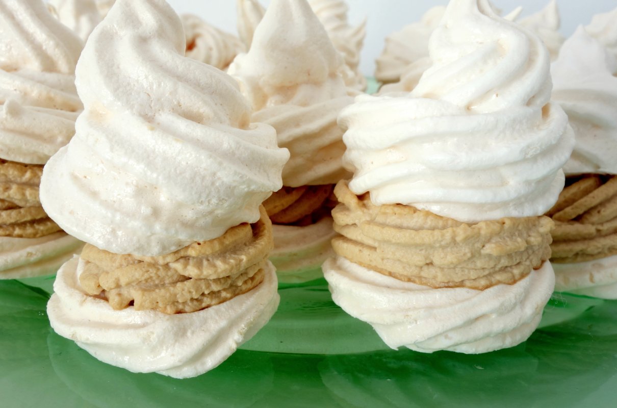 Małe bezy z kremem kawowym