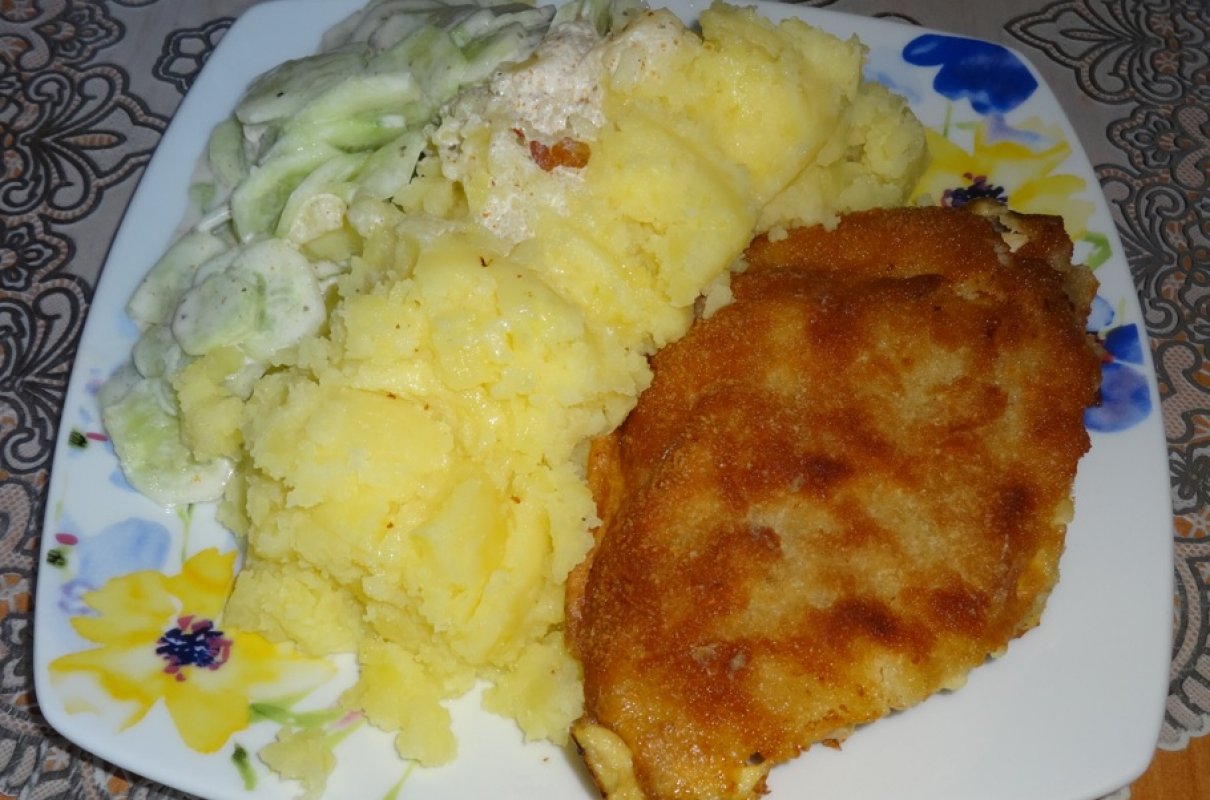 Filet z kurczaka, ziemniaki i mizeria z ogórków.