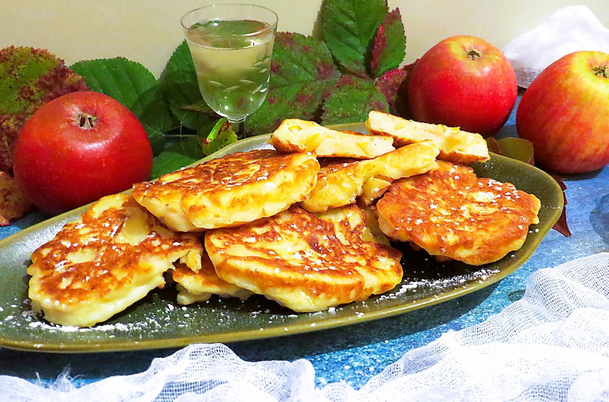 Placki serowe z jabłkiem, cydrem i pigwowcem