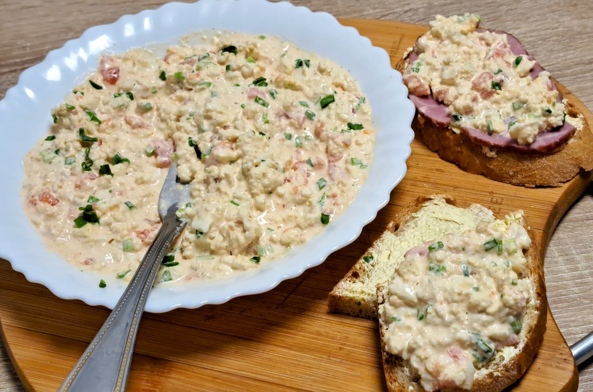 Pasta jajeczna z miąższem z pomidorów i cebulką zieloną