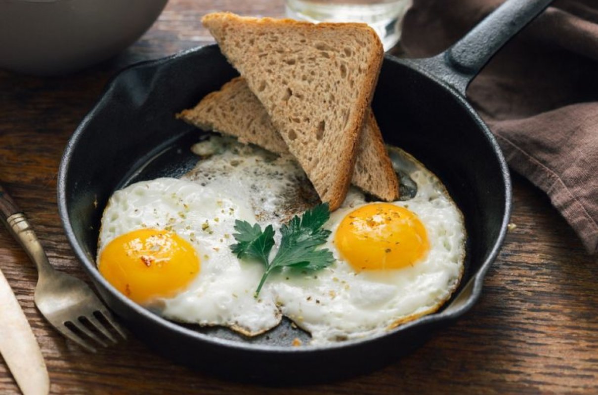 Jak zrobić jajka sadzone na wodzie? Przepis krok po kroku
