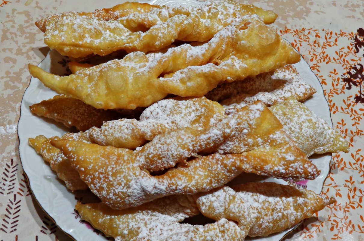 Faworki ( chrust ) na jogurcie.