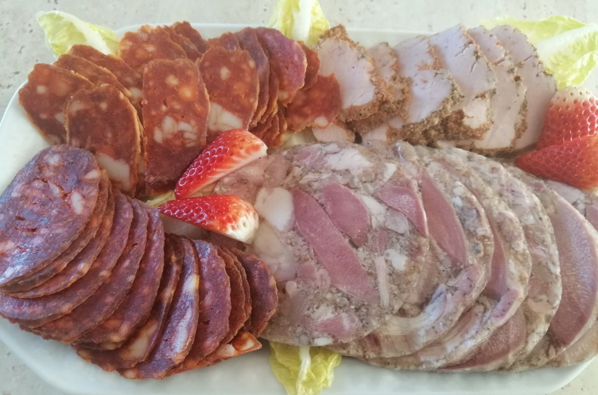 Wielkanocny talerz wędlin.