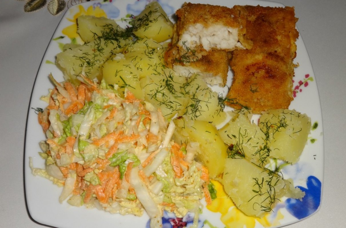 Smażona ryba morska, ziemniaki i surówka.