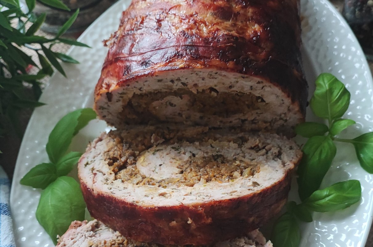 Rolada z mięsa mielonego z pieczarkami i serem.