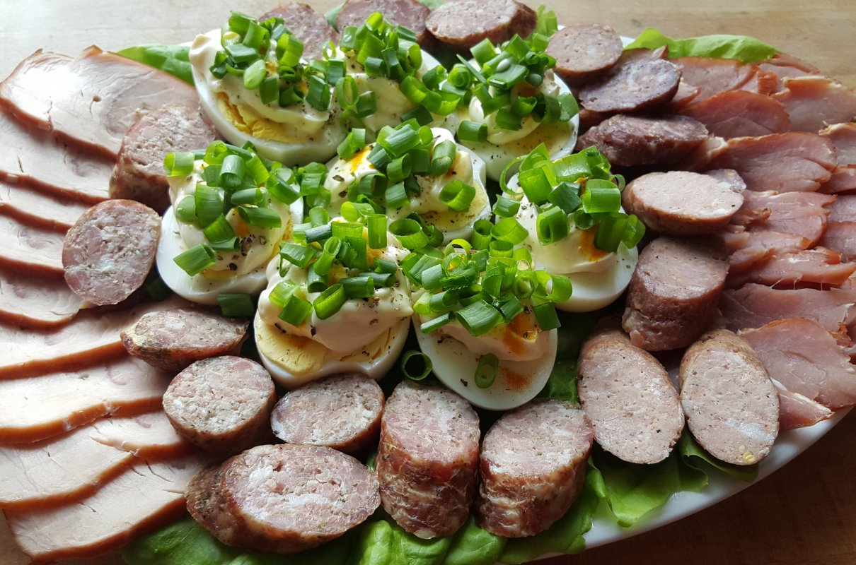 Imprezowy talerz wędlin domowych