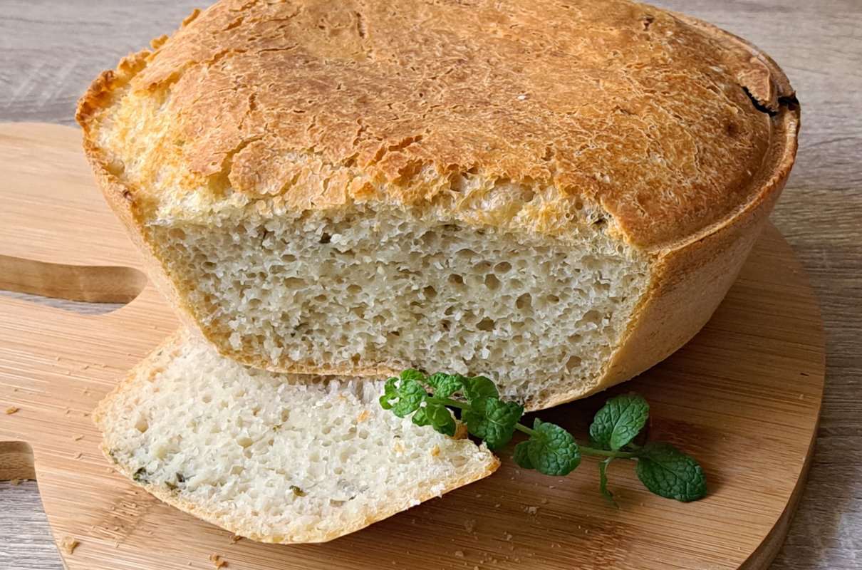 Domowy chlebek z czosnkiem niedźwiedzim i z chrupiącą skórką