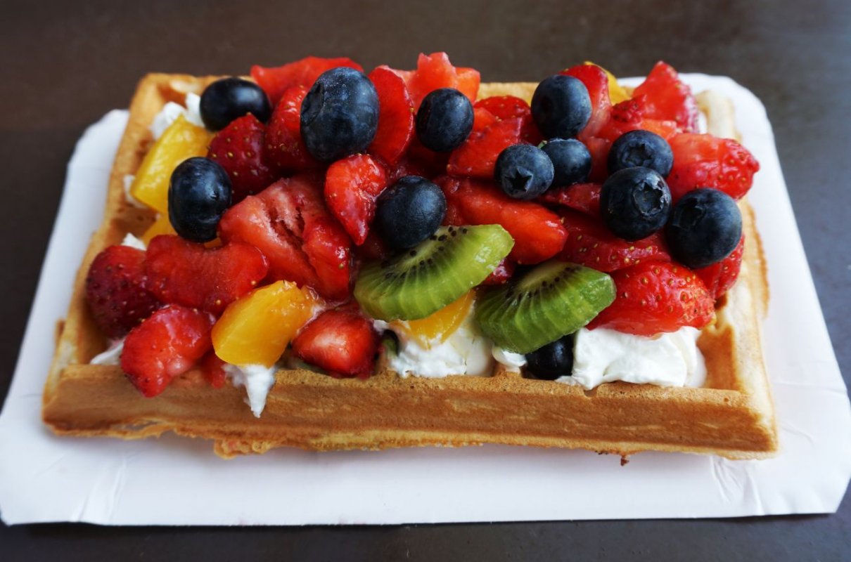 Przepis na najlepsze gofry. Chrupiące, z bitą śmietaną i dodatkami