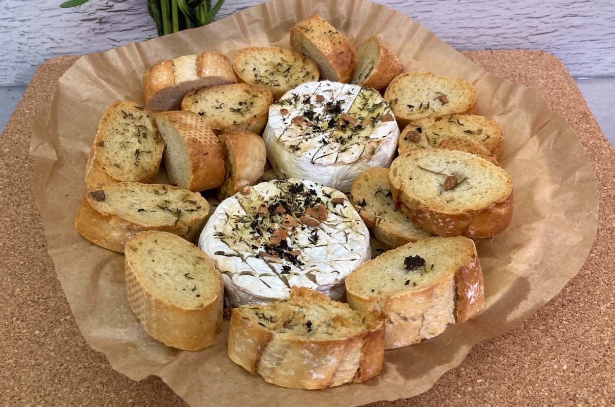 Camembert pieczony w air fryerze z bagietką